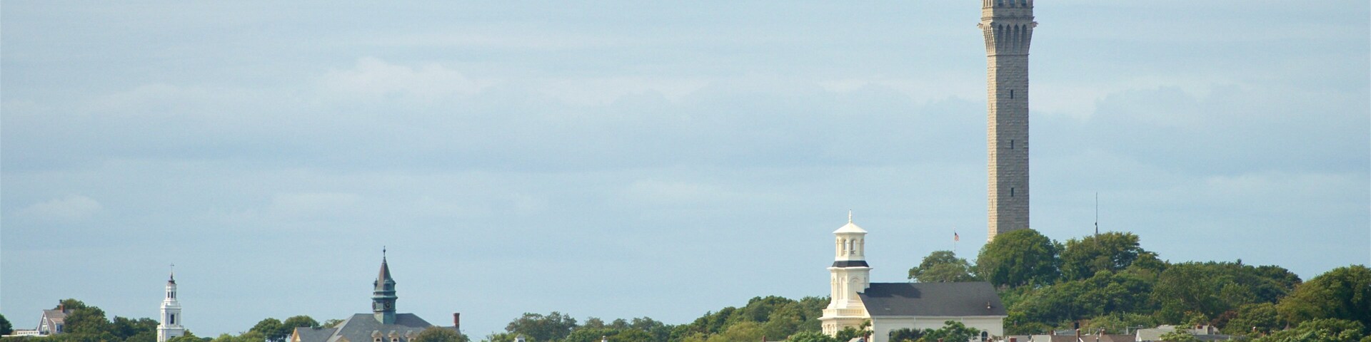 Pilgrim Monument mostrando uma baía ou porto