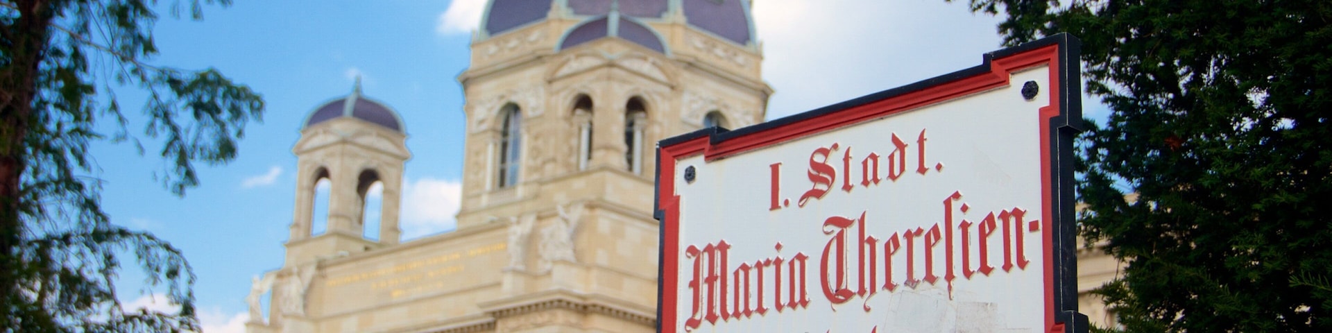 Praça Maria Theresa mostrando sinalização e arquitetura de patrimônio