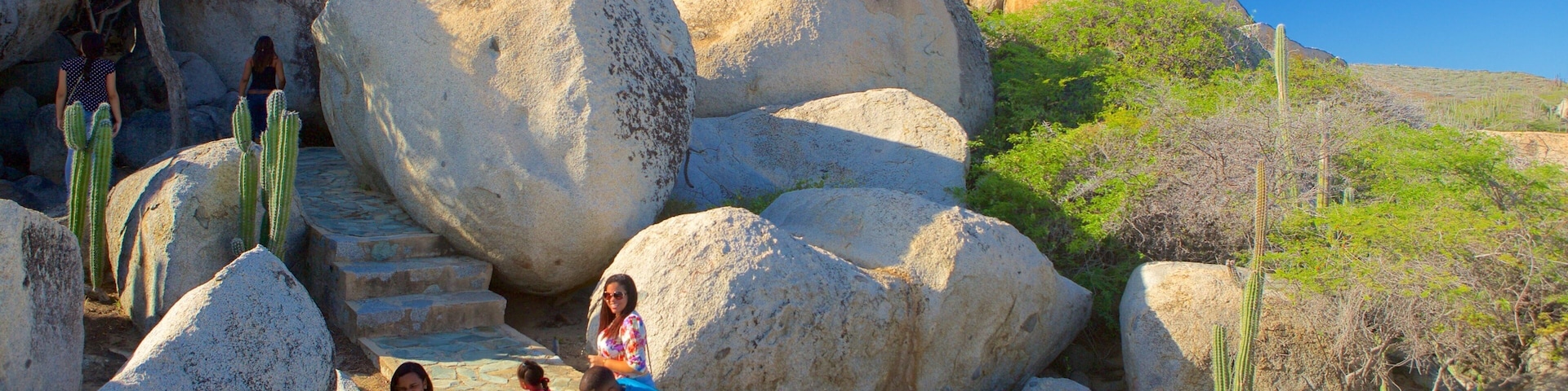Formaciones rocosas de Ayo assim como um pequeno grupo de pessoas