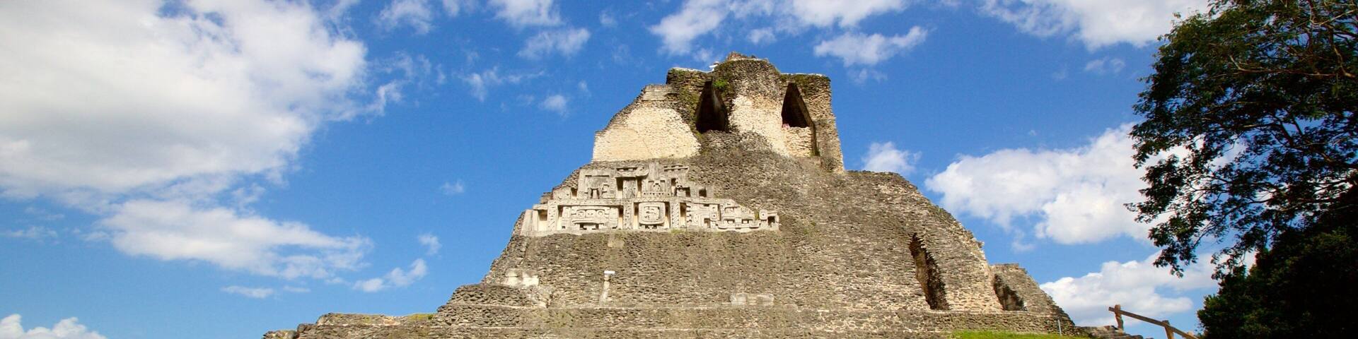 Xunantunich que inclui cultura nativa e elementos de patrimônio