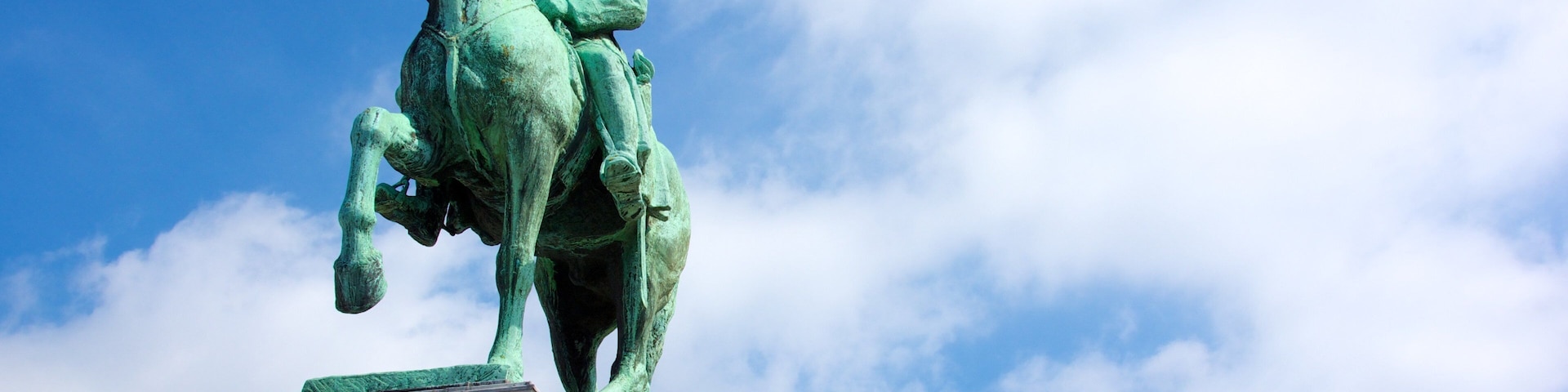 Mont des Arts caracterizando uma estátua ou escultura e um monumento