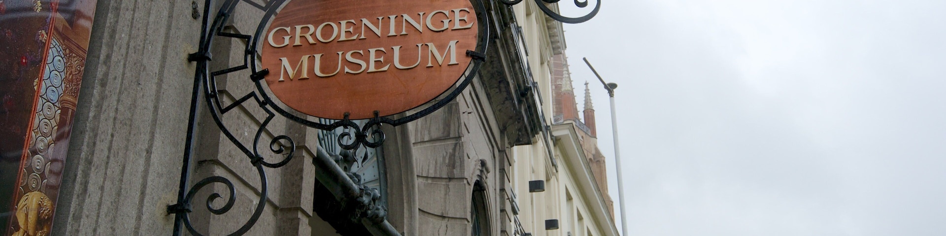 Placa indicando o Museu Groeninge.