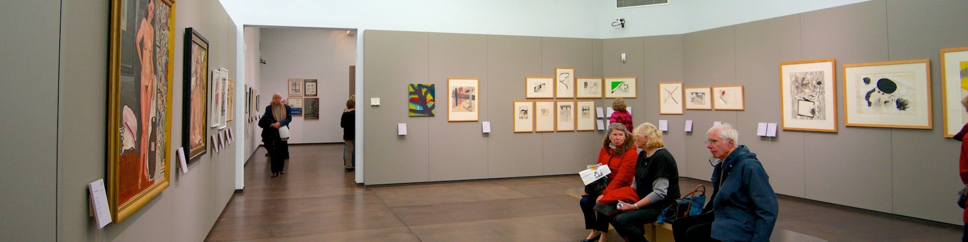 Groeningemuseum mostrando vistas internas e arte assim como um pequeno grupo de pessoas