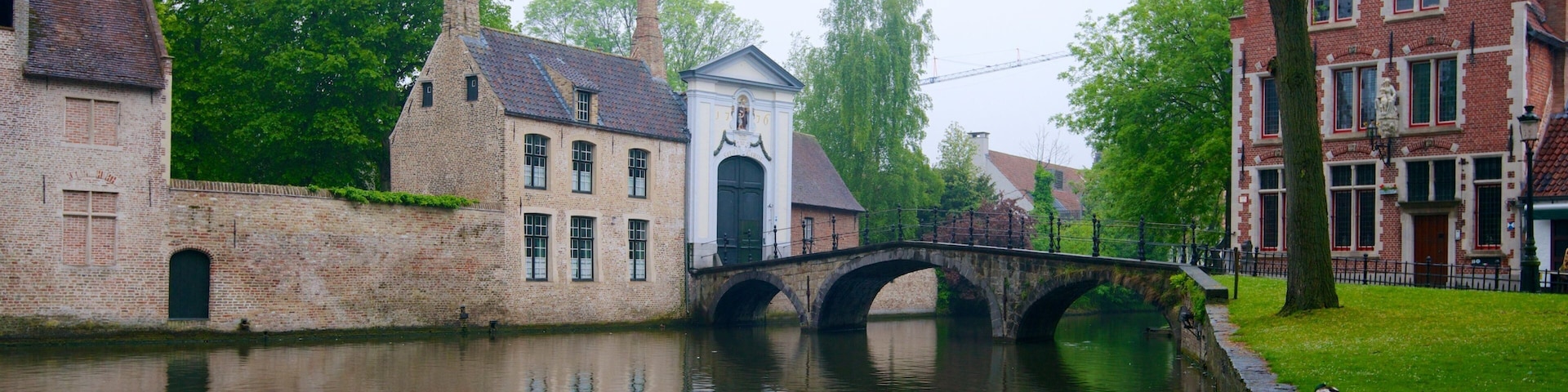 Minnewater Park showing heritage architecture, a river or creek and a small town or village