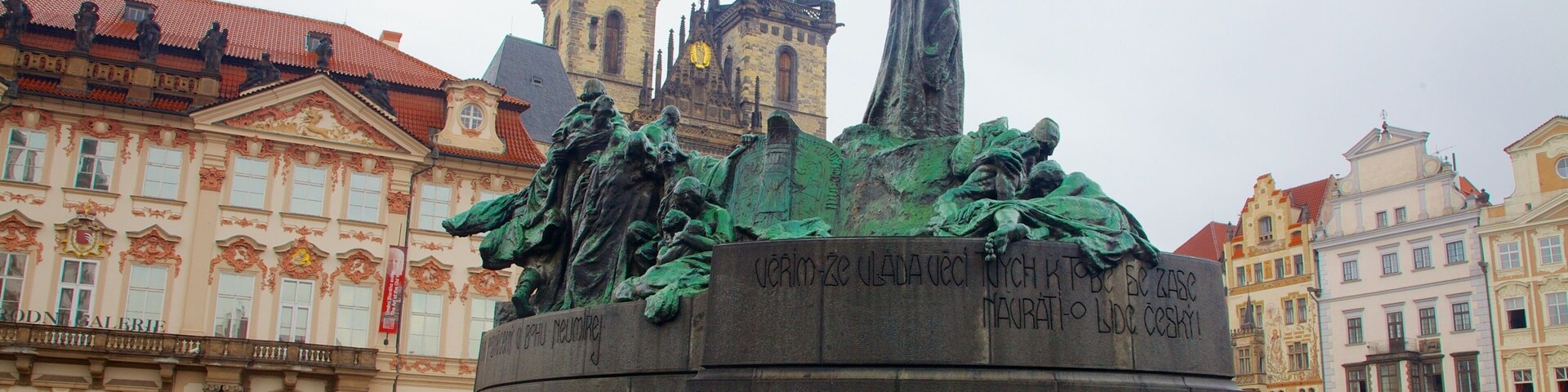 Igreja de Týn mostrando linha do horizonte, arquitetura de patrimônio e uma igreja ou catedral