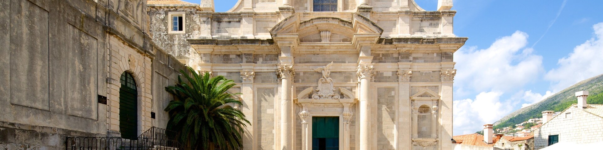 Igreja de Santo Inácio caracterizando uma igreja ou catedral e arquitetura de patrimônio assim como um pequeno grupo de pessoas