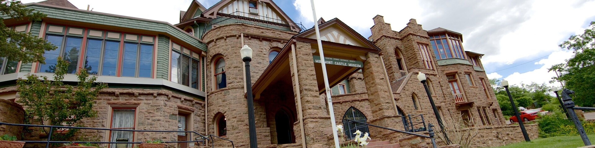 Miramont Castle mostrando um pequeno castelo ou palácio e arquitetura de patrimônio