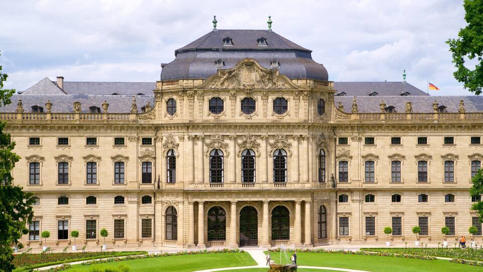 Um edifício histórico imponente, com arquitetura elaborada, janelas amplas e uma cúpula central.