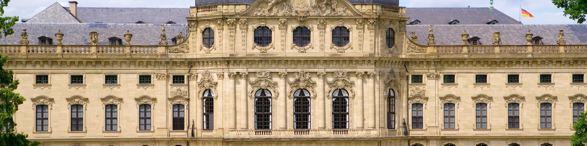 Um edifício histórico imponente, com arquitetura elaborada, janelas amplas e uma cúpula central.