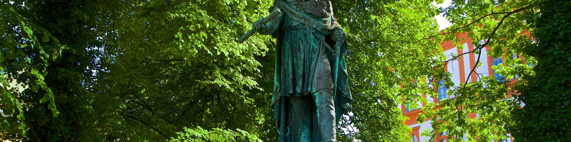 Universidade de Rostock que inclui uma estátua ou escultura