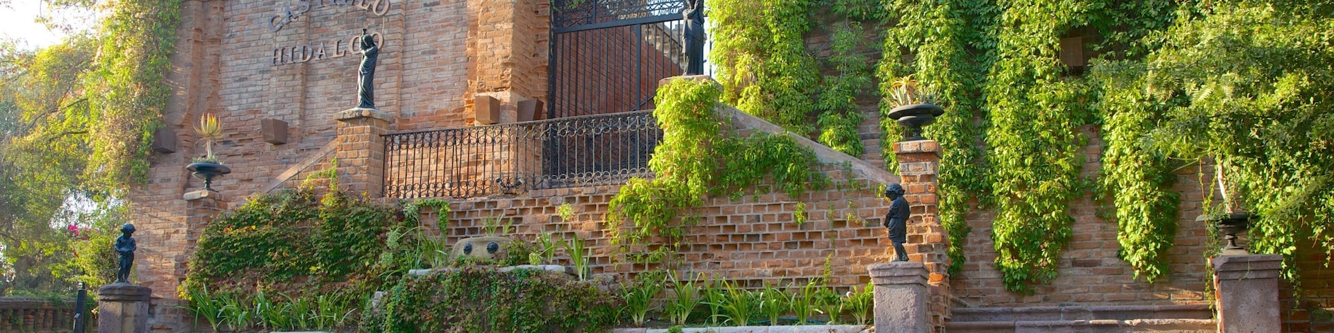 Santa Lucia Hill which includes heritage architecture, street scenes and heritage elements