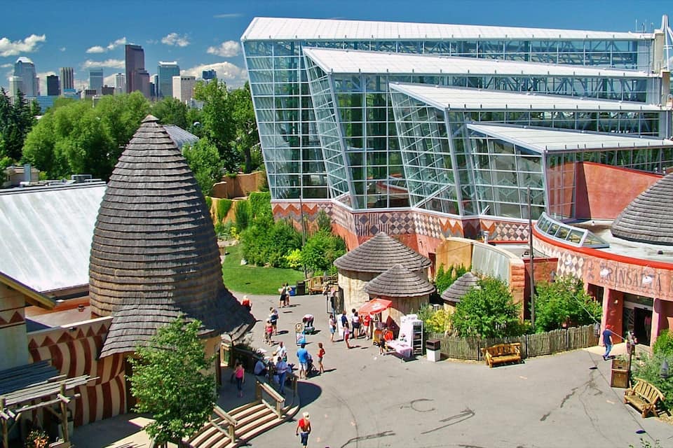Vista urbana com edifícios modernos e uma área de parque com pessoas.