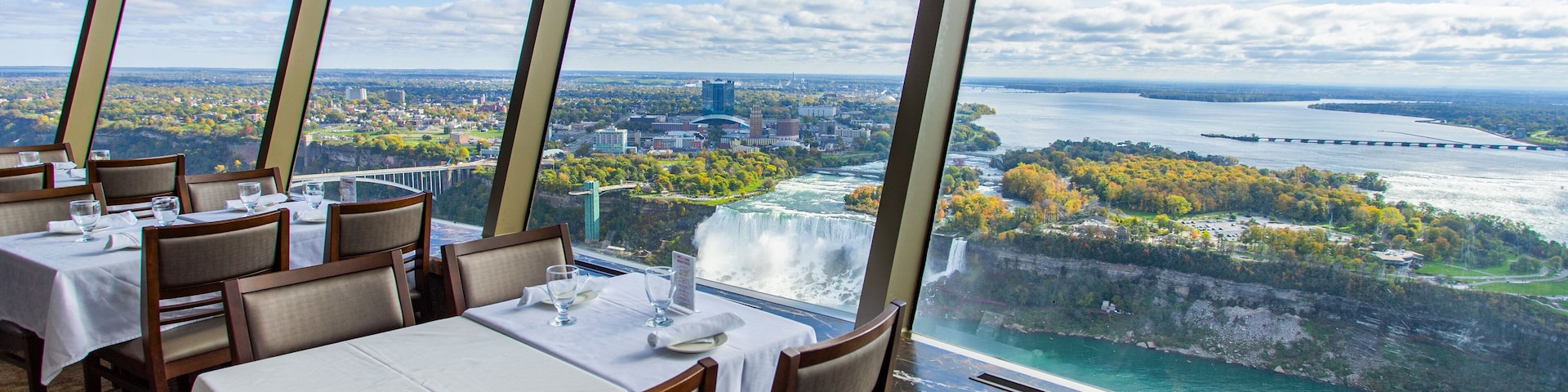 Um restaurante com vista para uma cachoeira e um rio.