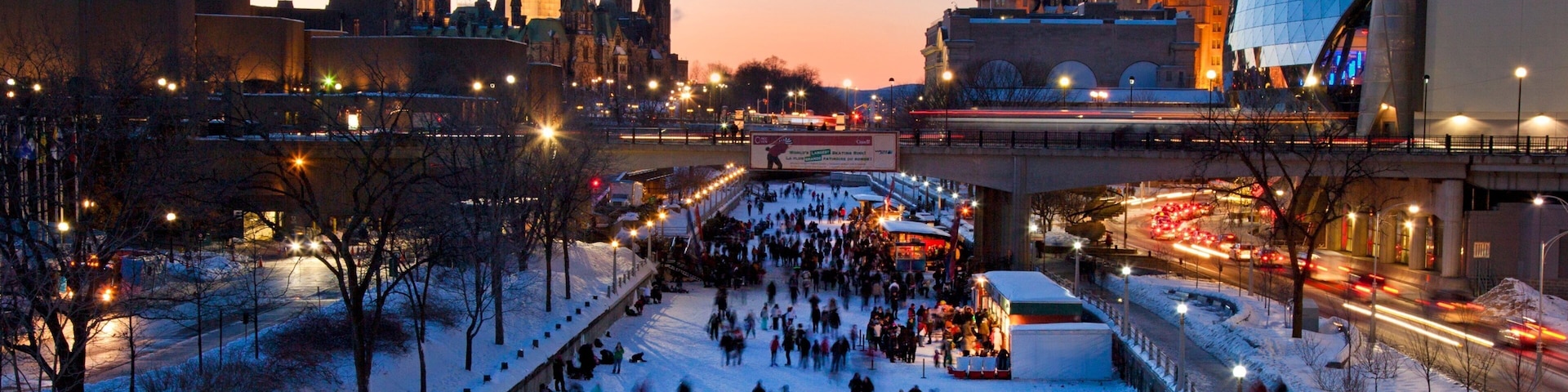 Rideau Canal que inclui uma cidade, neve e um pôr do sol