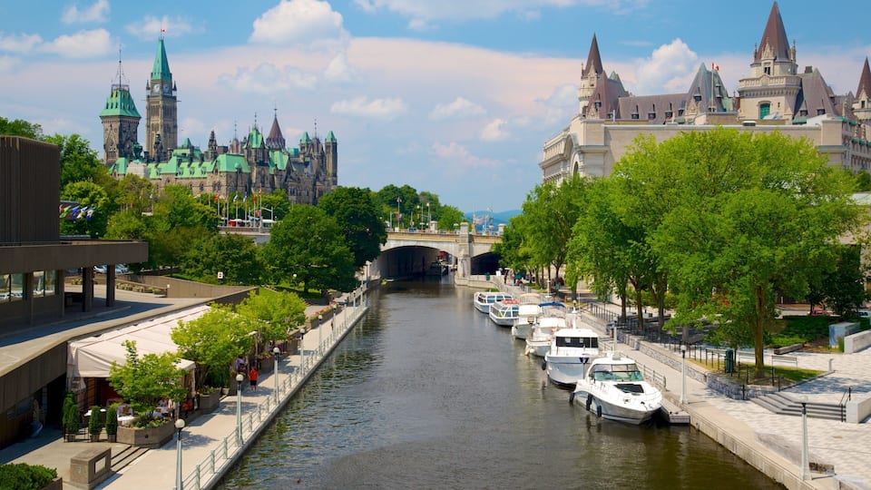 Rideau Canal mostrando um rio ou córrego, arquitetura de patrimônio e canoagem