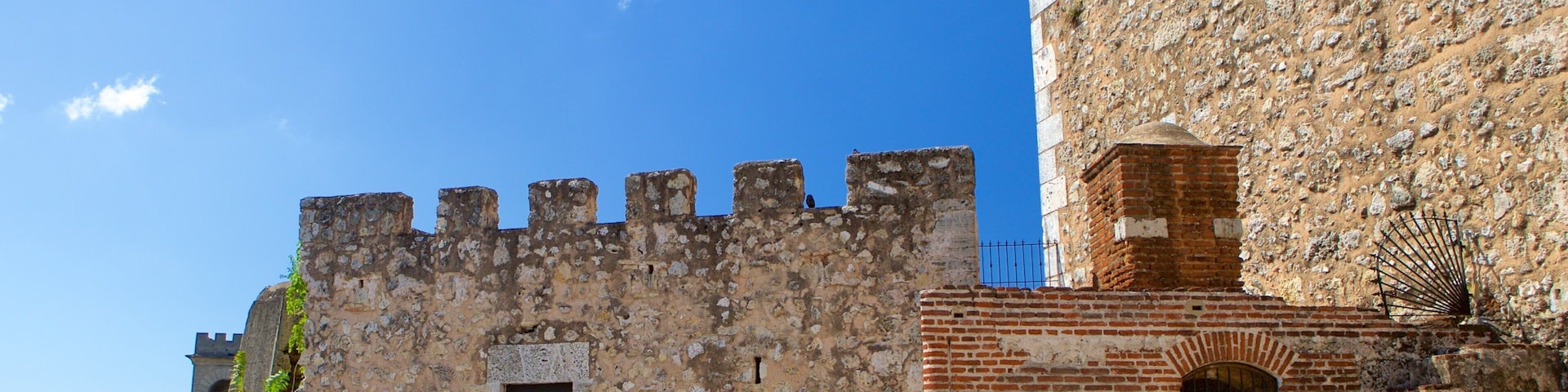 Fort Ozama showing a castle, heritage elements and heritage architecture