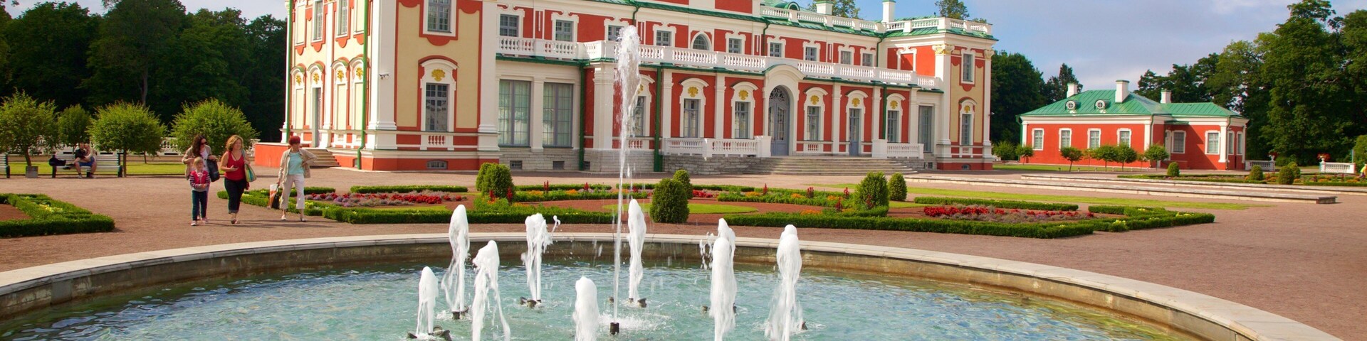Palácio de Kadriorg mostrando arquitetura de patrimônio e uma fonte