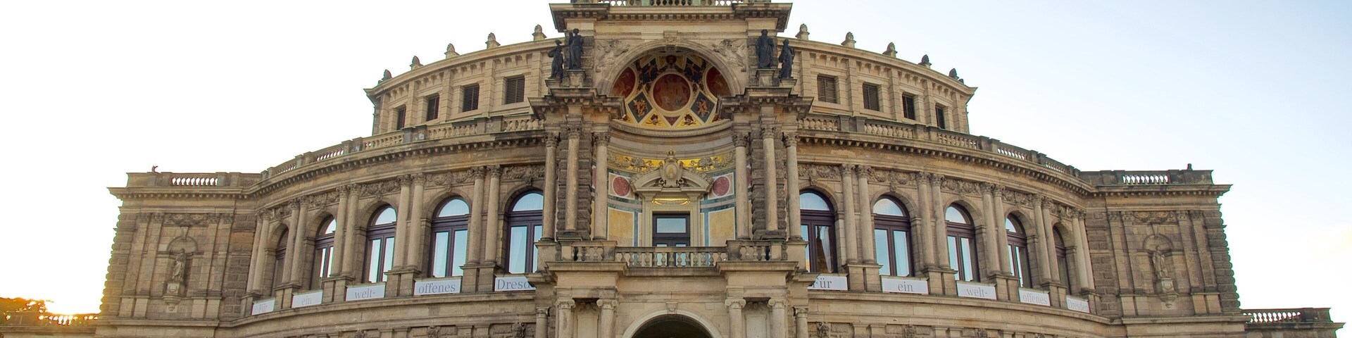 Semperoper caracterizando cenas de rua e elementos de patrimônio