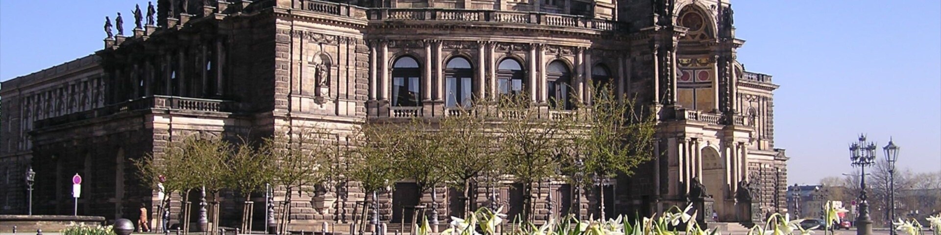 Theaterplatz caracterizando cenas de rua, elementos de patrimĂŽnio e flores