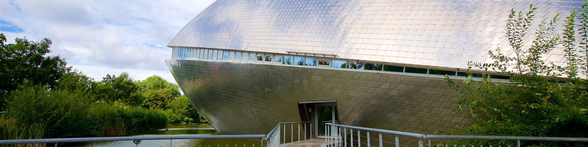 Universum Science Center mostrando arquitetura moderna e um lago ou charco