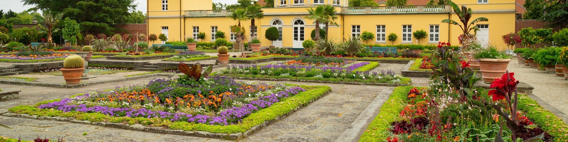 Berggarten which includes a park, heritage architecture and flowers
