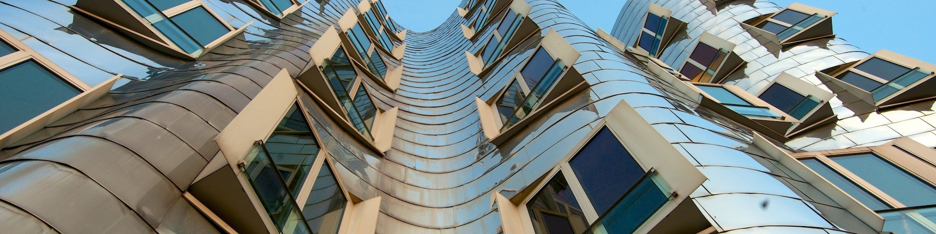 Neuer Zollhof showing modern architecture