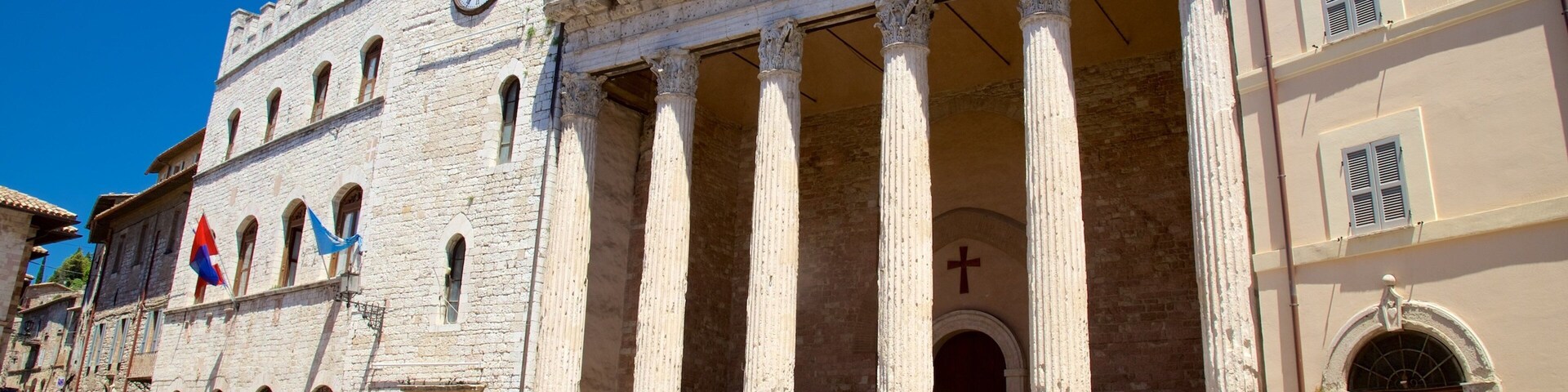 Templo Romano de Minerva que inclui uma igreja ou catedral, arquitetura de patrimônio e cenas de rua