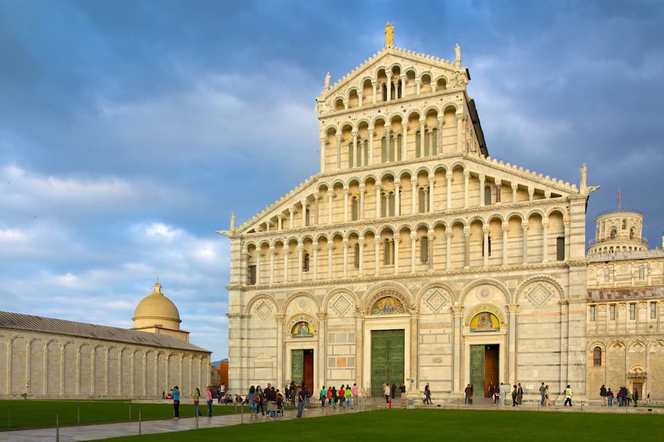 A Catedral de Pisa com sua famosa torre inclinada, cercada por turistas.