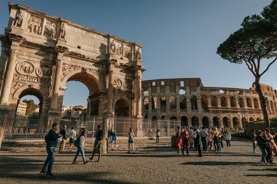 O Arco de Constantino com o Coliseu ao fundo.
