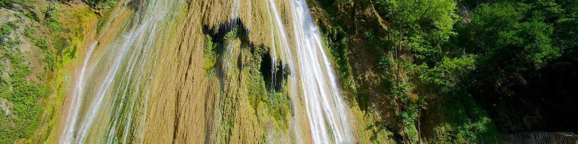 Cascada Cola de Caballo mostrando uma cachoeira