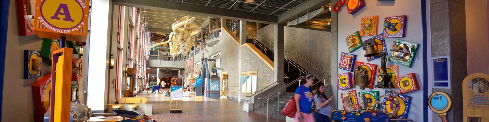 Van Andel Museum Center caracterizando vistas internas assim como uma família