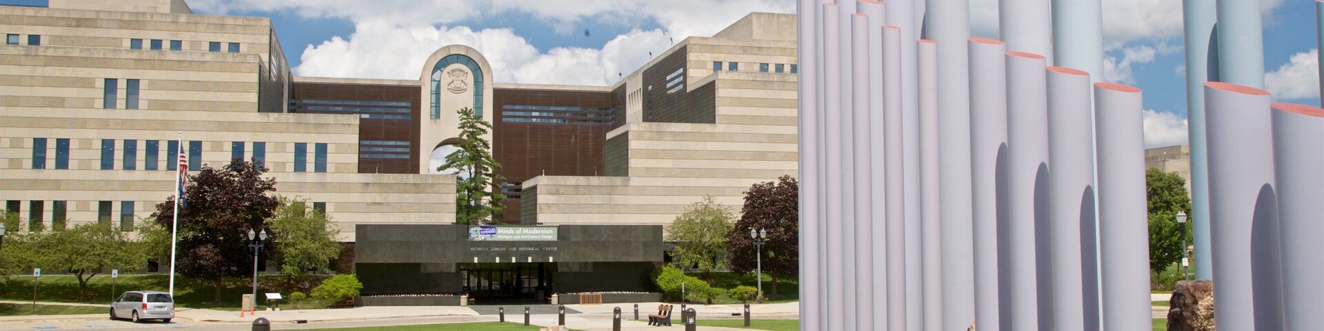 Michigan Historical Museum caracterizando arte ao ar livre, arquitetura moderna e um jardim