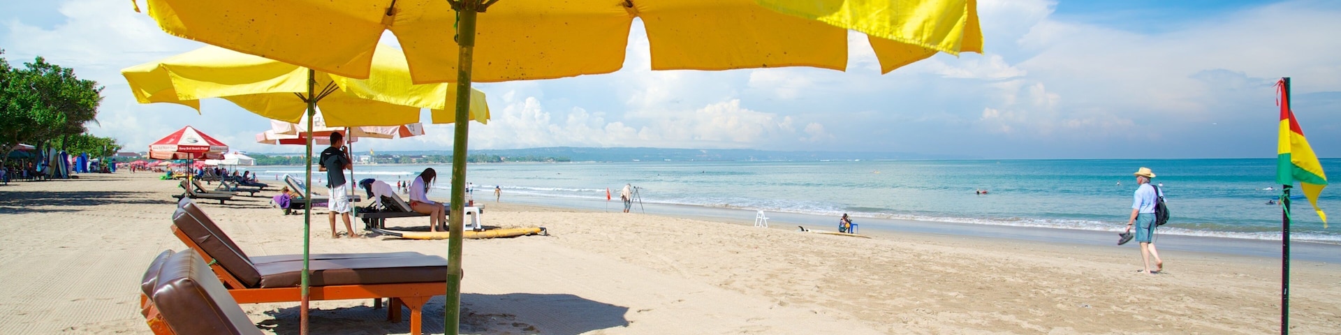 Praia de Legian que inclui uma praia e um hotel de luxo ou resort