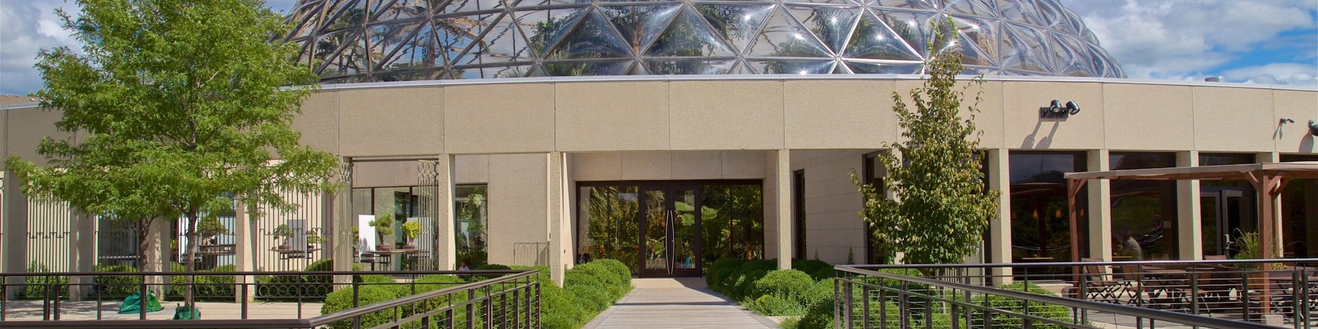 Des Moines Botanical Center showing modern architecture