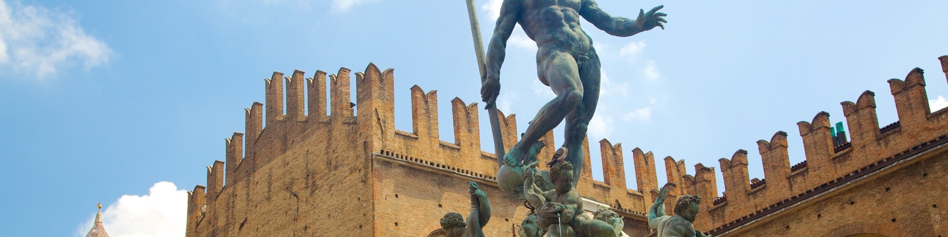 Fonte de Netuno que inclui uma fonte e uma estátua ou escultura