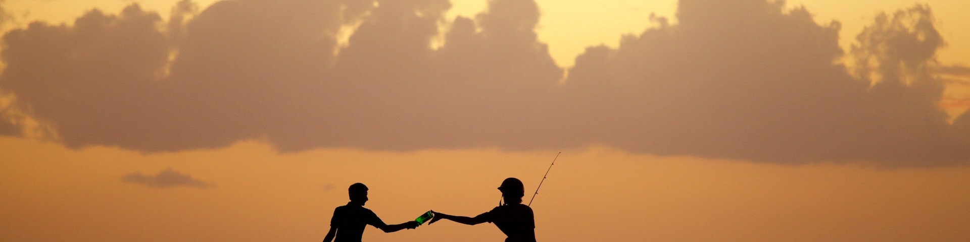Ilhas Maurício caracterizando pesca, um pôr do sol e paisagens litorâneas