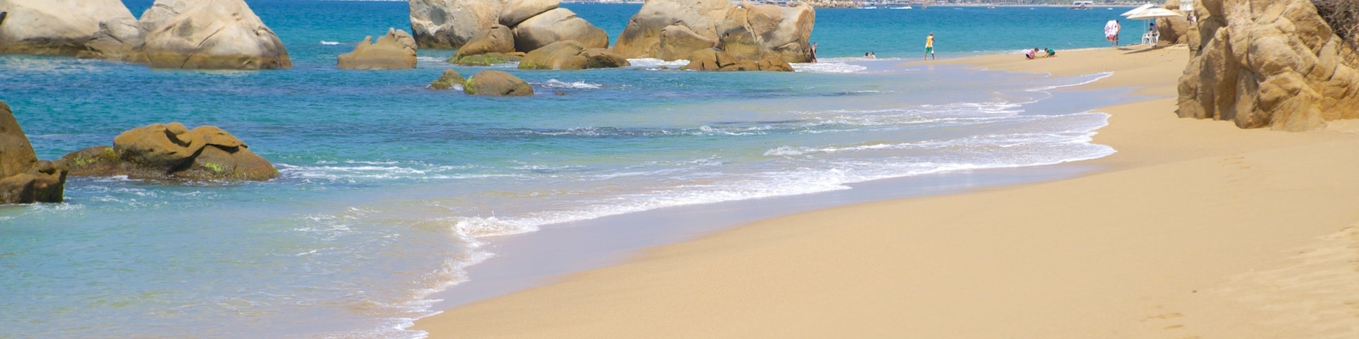 Praia de Condesa que inclui uma praia de areia e uma cidade litorânea