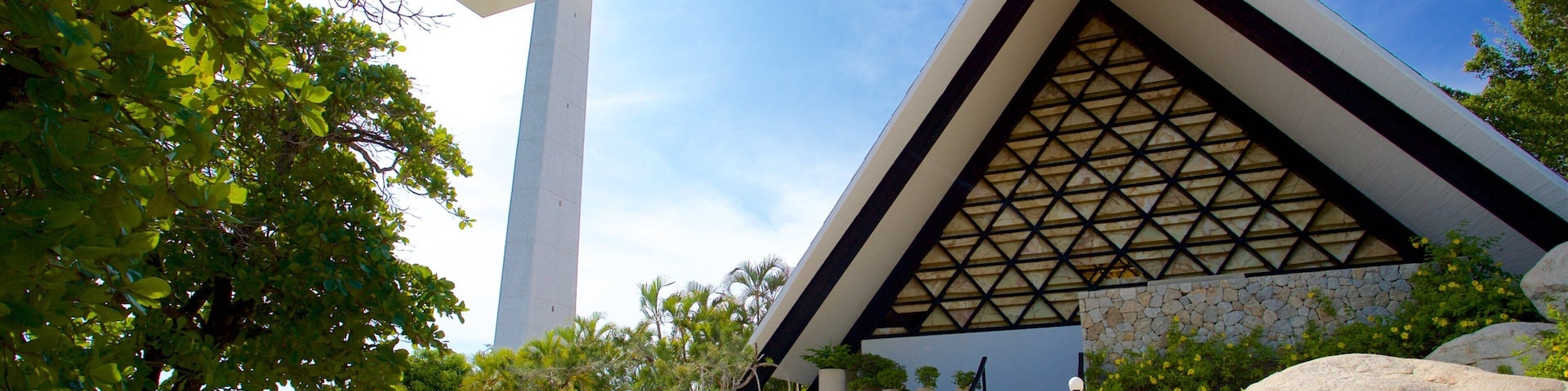 Capilla de la Paz que inclui elementos religiosos