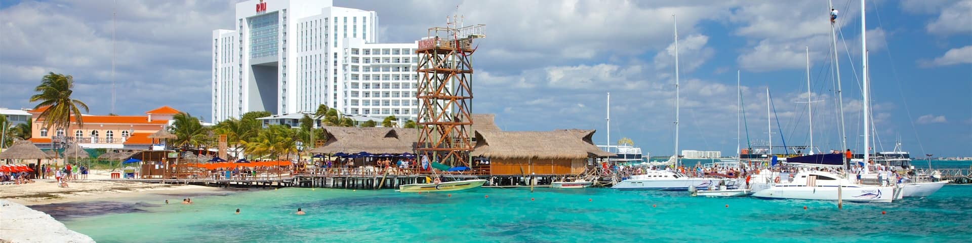 Praia Tortugas que inclui uma baía ou porto, uma cidade litorânea e natação
