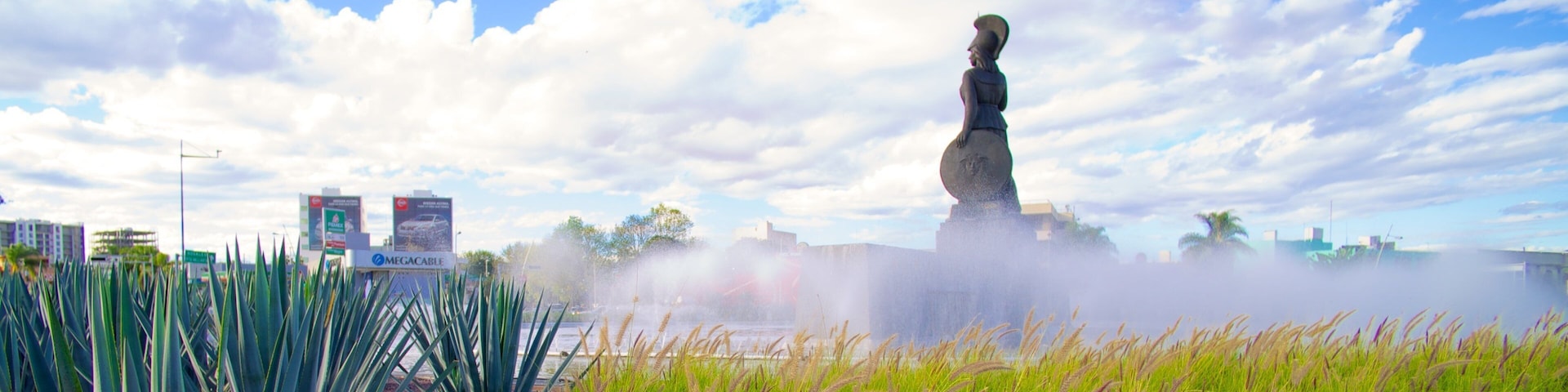 La Minerva which includes a statue or sculpture and a park