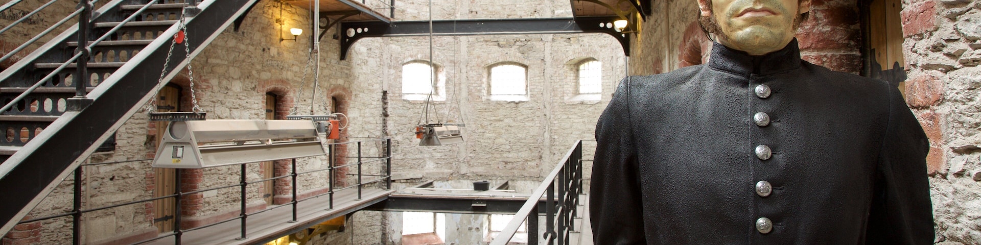 Cork City Gaol caracterizando arquitetura de patrimônio, vistas internas e uma estátua ou escultura