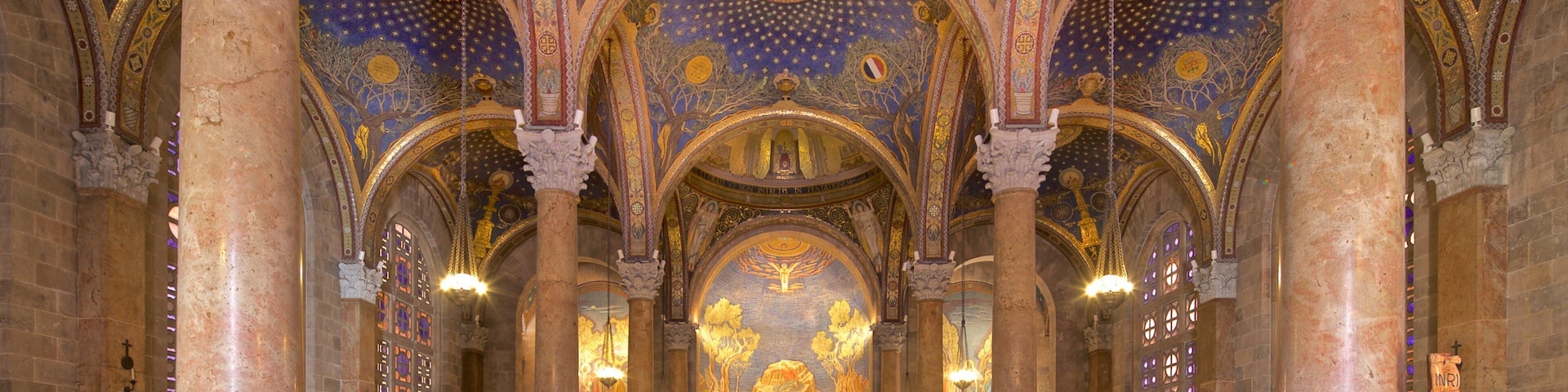 Igreja de Todas as Nações caracterizando uma igreja ou catedral, elementos de patrimônio e vistas internas