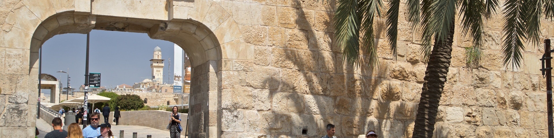 Portão de Dung mostrando elementos de patrimônio assim como um pequeno grupo de pessoas