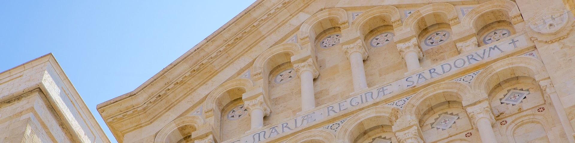 Catedral de Santa Maria que inclui arquitetura de patrimônio, aspectos religiosos e uma igreja ou catedral