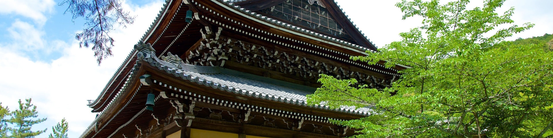 Nanzenji Temple which includes religious aspects, heritage architecture and a temple or place of worship