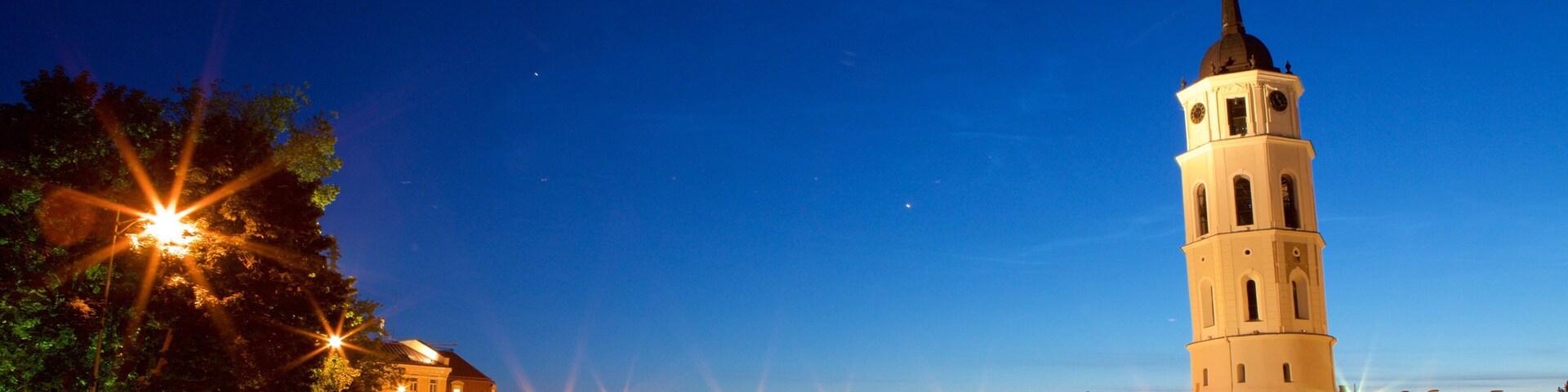 Cathedral Square caracterizando elementos de patrimônio, uma igreja ou catedral e uma praça ou plaza