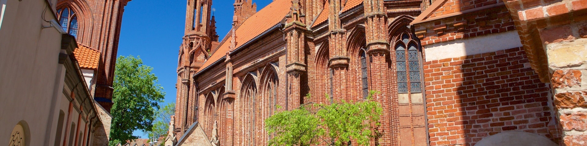 Igreja de St. Anne que inclui uma igreja ou catedral e arquitetura de patrimônio assim como um pequeno grupo de pessoas
