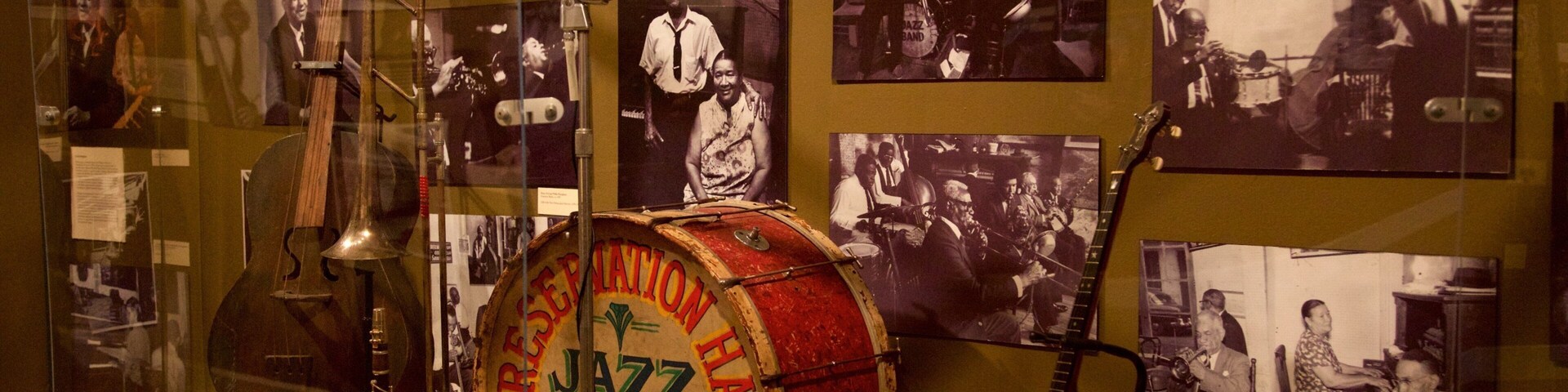 Exposição de instrumentos musicais e fotografias históricas em um museu.