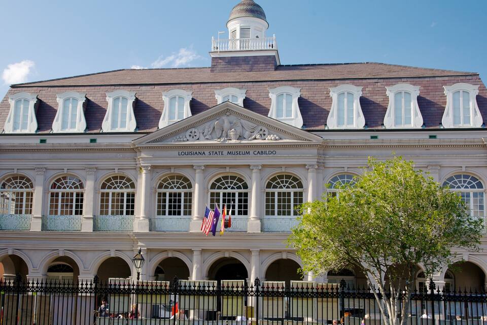 O edifício Cabildo do Museu Estadual da Louisiana, com frontão central, janelas em arco e uma cúpula.