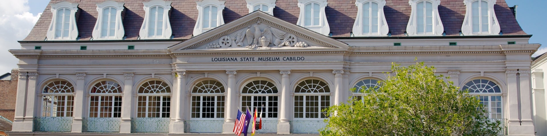O edifício Cabildo do Museu Estadual da Louisiana, com frontão central, janelas em arco e uma cúpula.